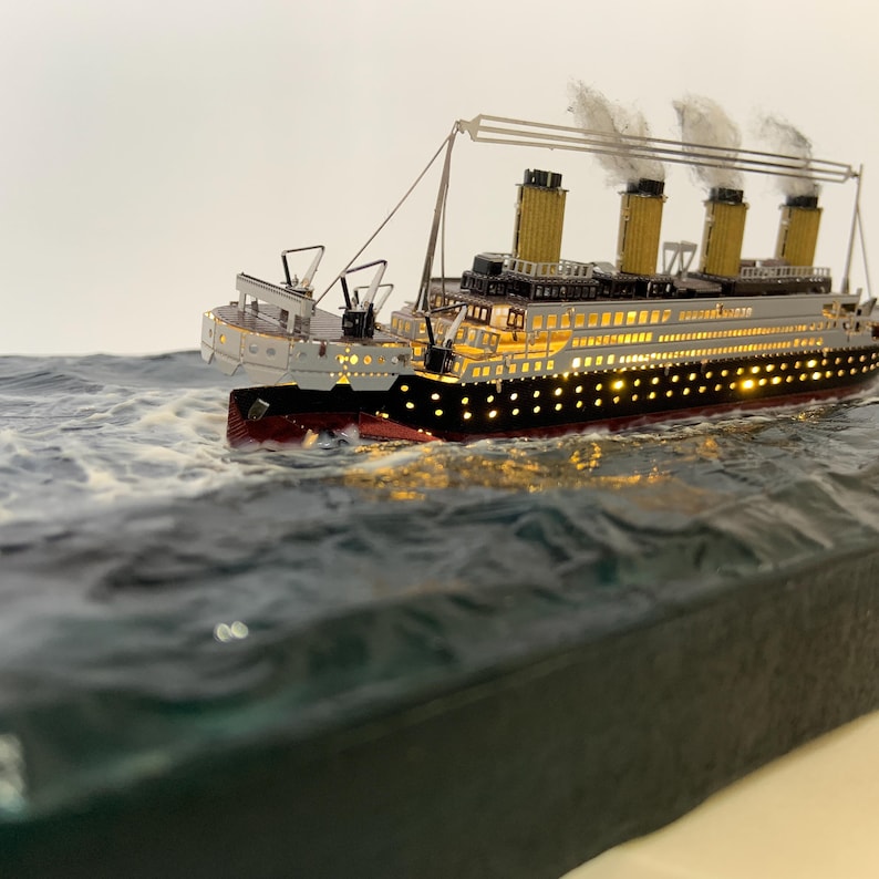 Handmade RMS Titanic Model, Illuminated Ocean Diorama, 1:700 Scale - Etsy