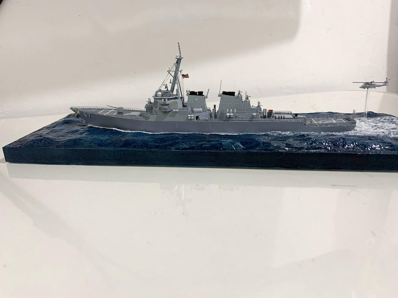 1/700 Arleigh Burke-class Destroyer Model With Helicopter and Ocean ...
