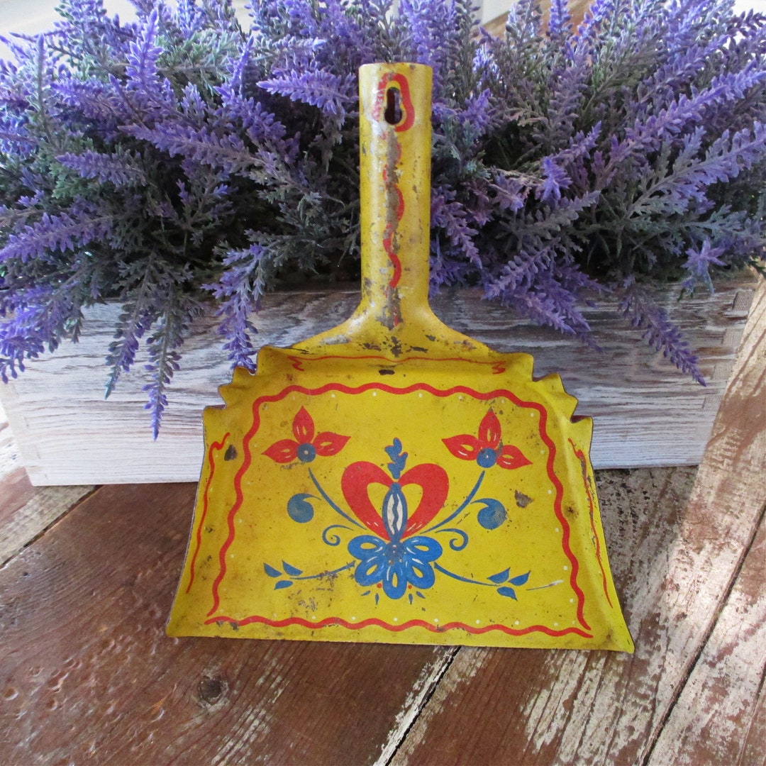 Vintage 1950's Children's Tin Dust Pan Yellow With Hearts & Flowers - Etsy