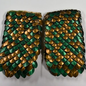 Armor Gauntlets in Knitted Dragonhide Scalemail Green and Bronze - Etsy