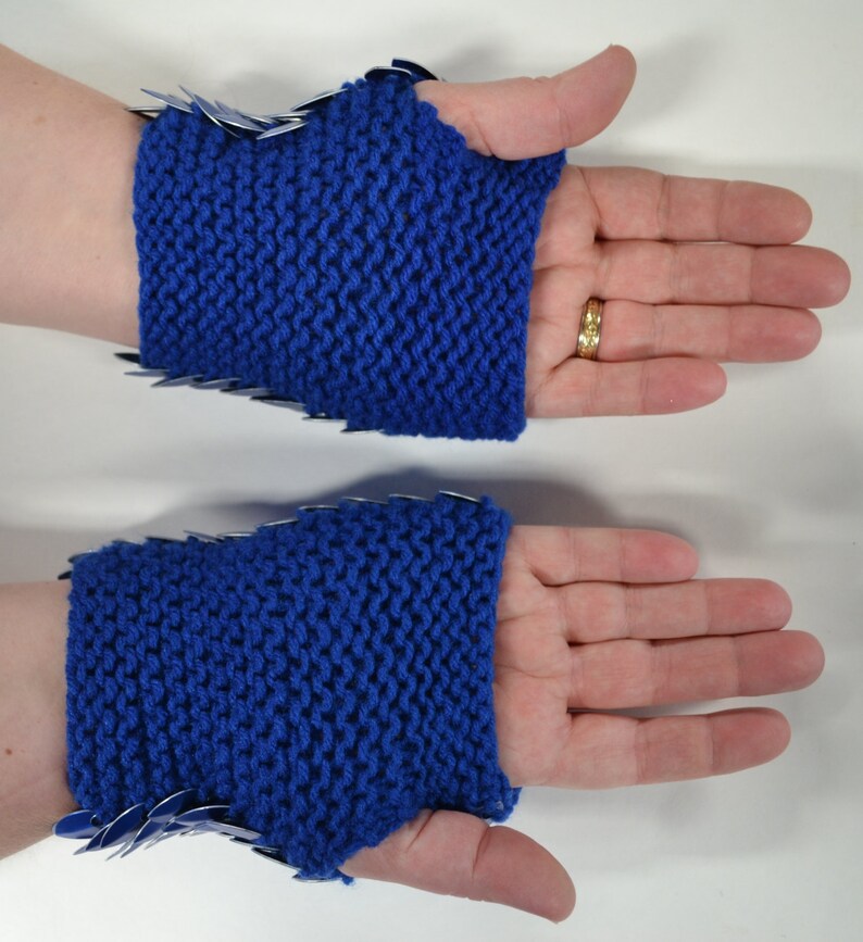 Armor Gauntlets in Knitted Dragonhide Scalemail Blue Waves - Etsy