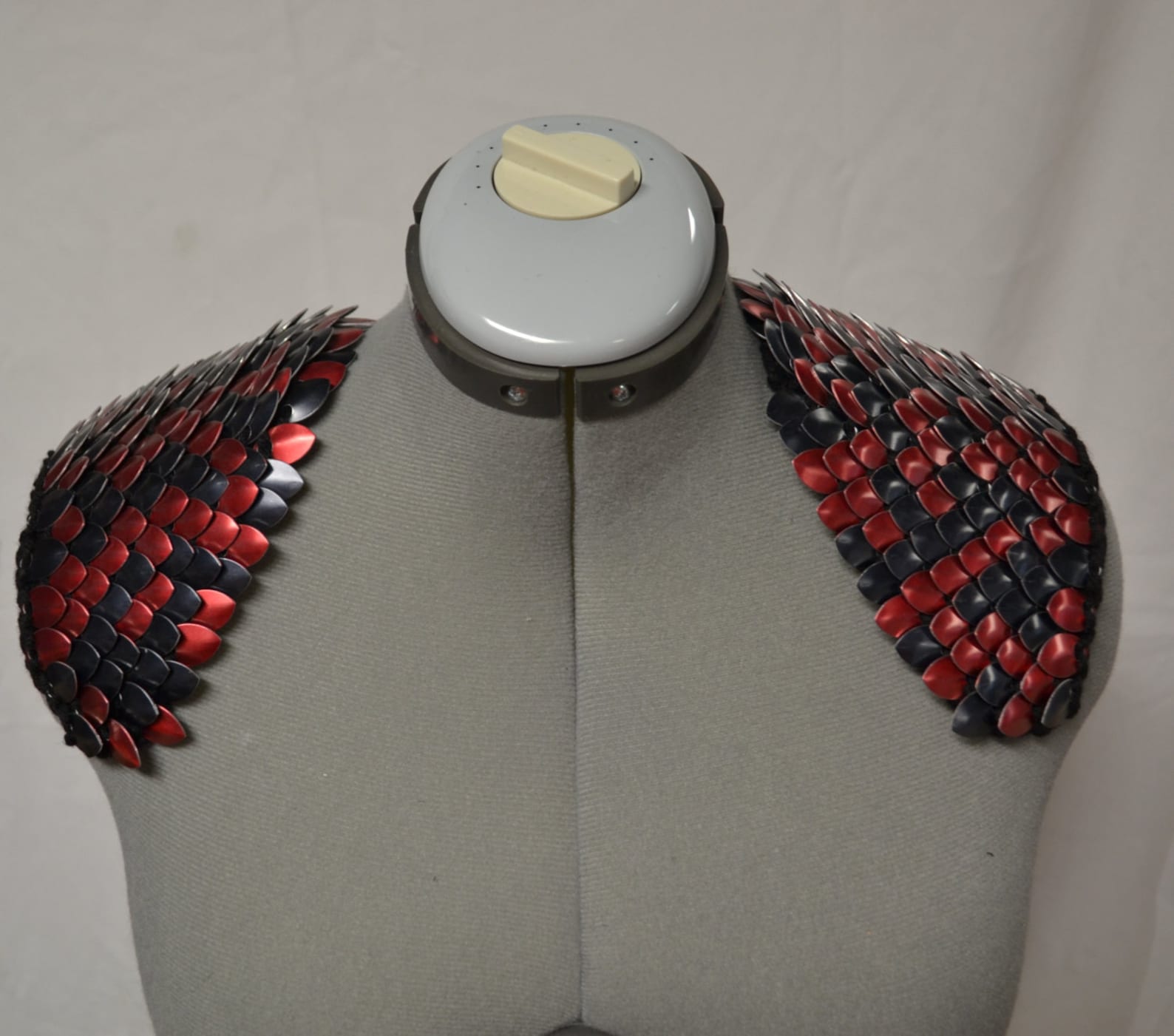 Epaulettes in knitted Dragonhide Scalemail Armor | Etsy