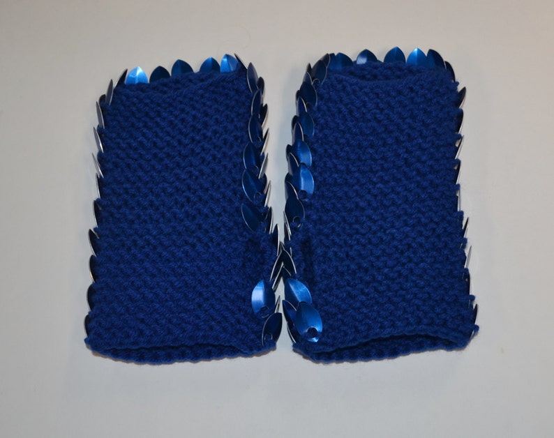 Armor Gauntlets in Knitted Dragonhide Scalemail Blue Waves - Etsy