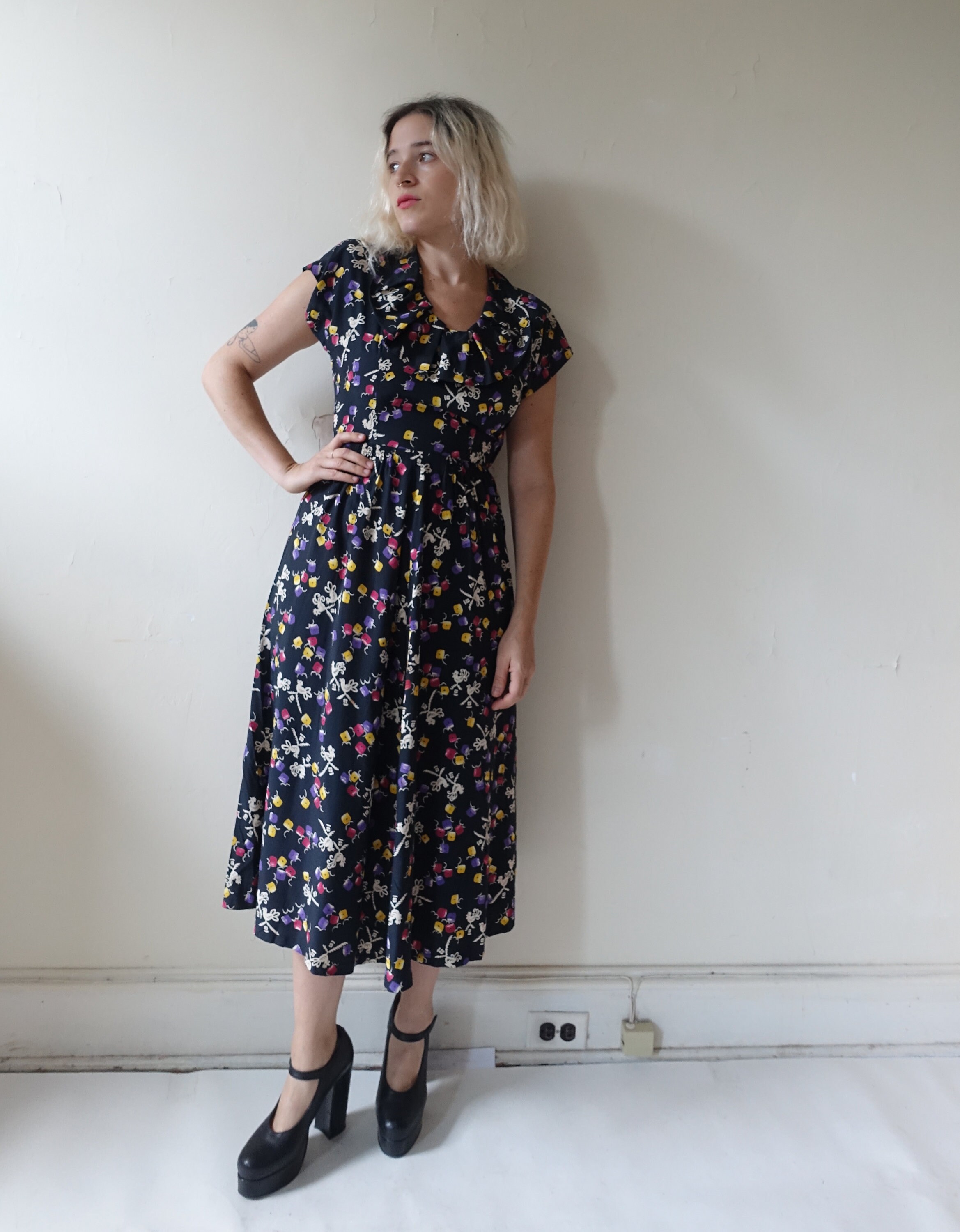 Vintage 40er Jahre Cold Rayon Novelty Print Kleid / 1940er Hahn Farbe ...