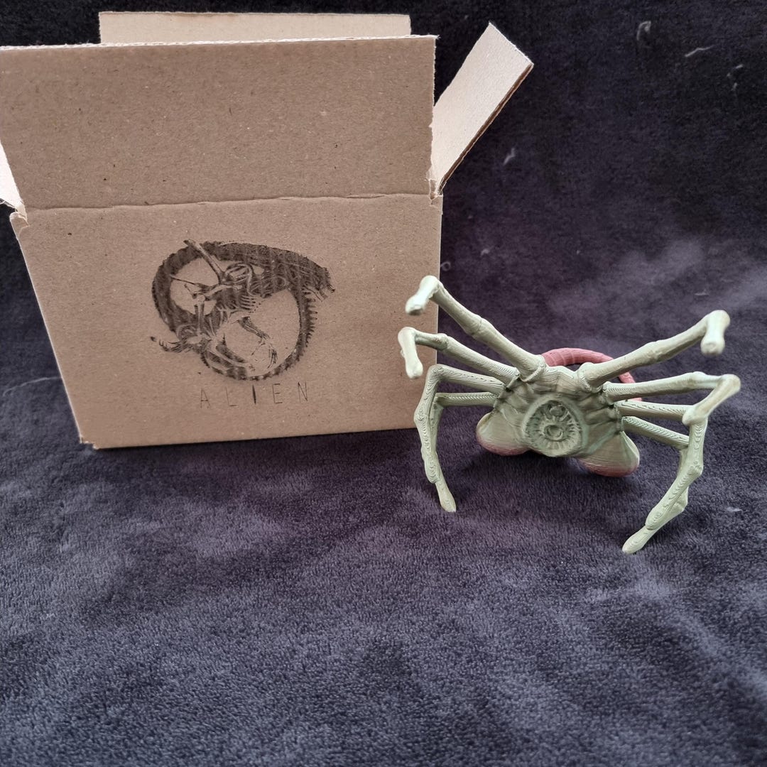 Facehugger Alien Bronze Rainbow 3D Printed Phone Stand Gift Box Set ...