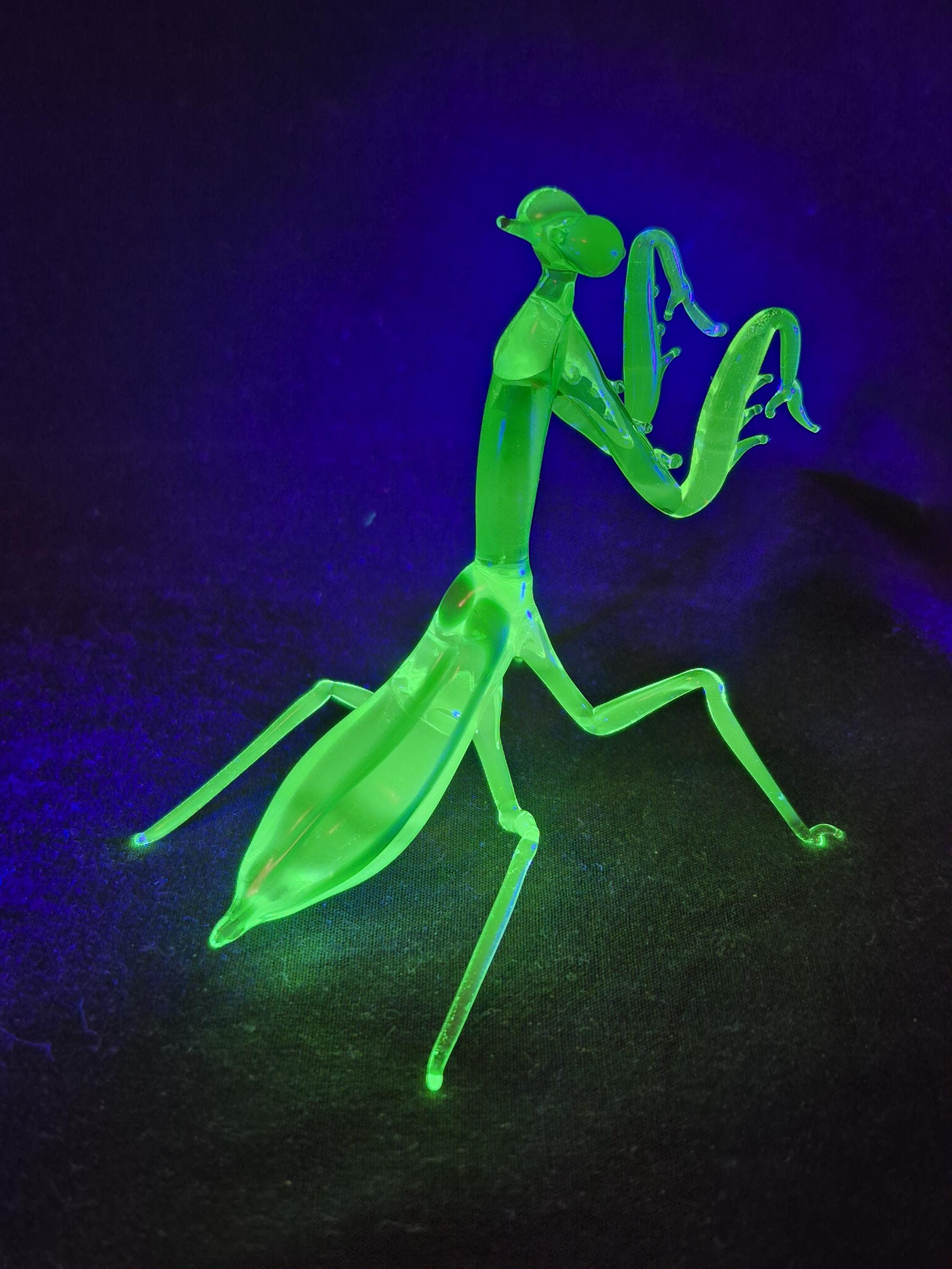 Uranium Glass Praying Mantis – Handmade Lampwork Figurine, Glowing ...