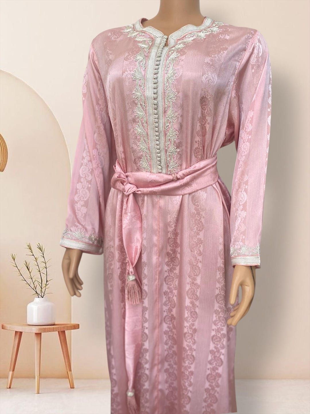 Caftan Marocain Rose en Tissu Jowhara – Broderie Argentée, Sfifa et ...