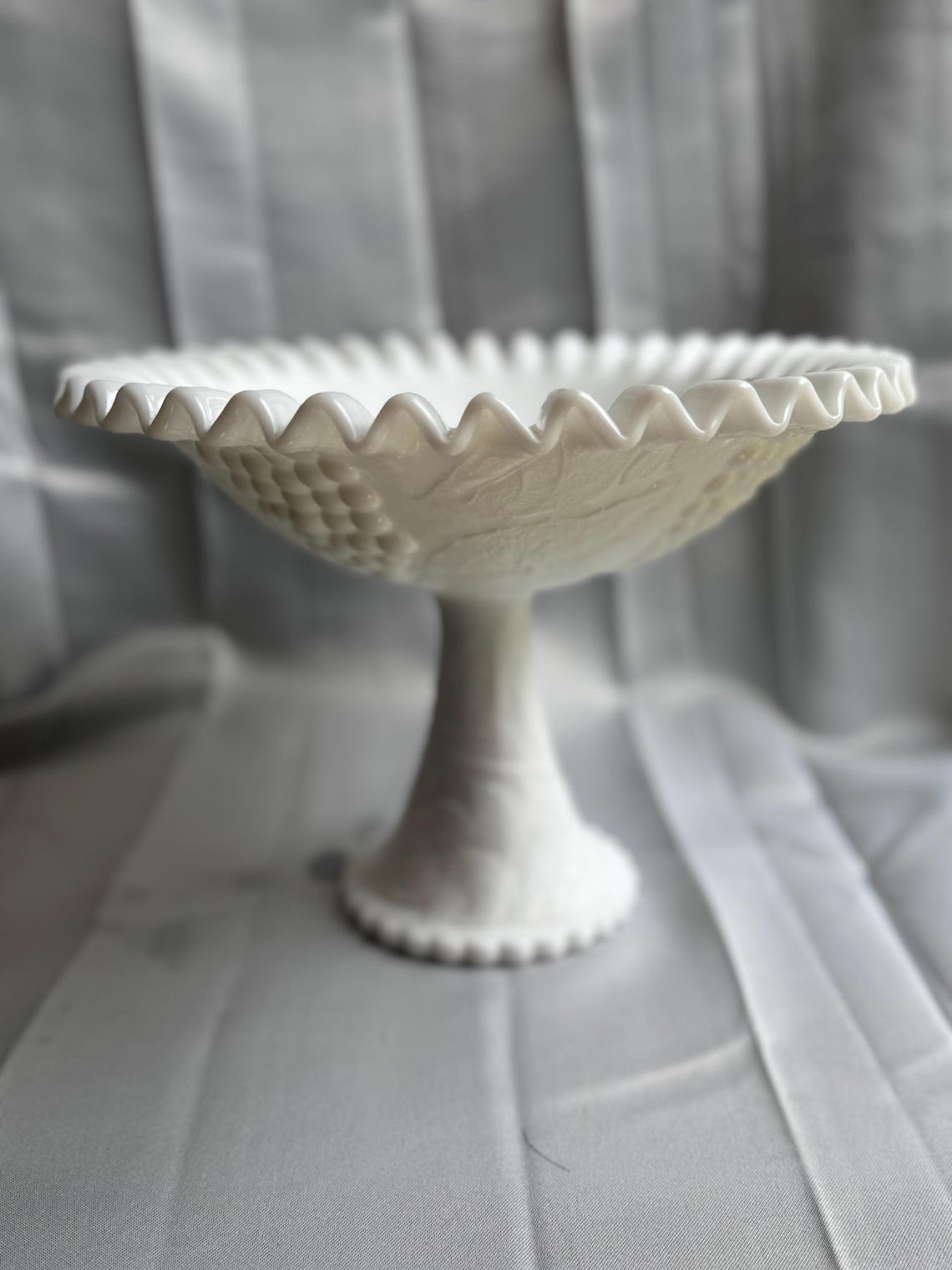 Vintage L.E. Smith Glass Co. USA White Milk Glass Grape & Leaves ...