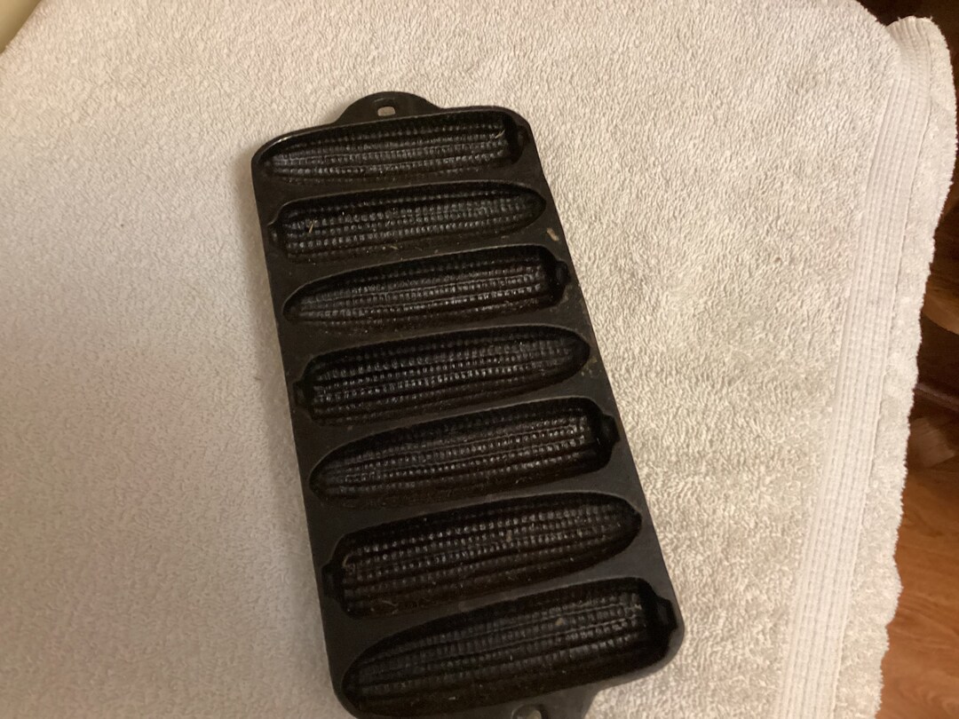 Cast Iron Wagner Ware Junior Krusty Corn Knobs Corn Bread 7 Stick Pan ...