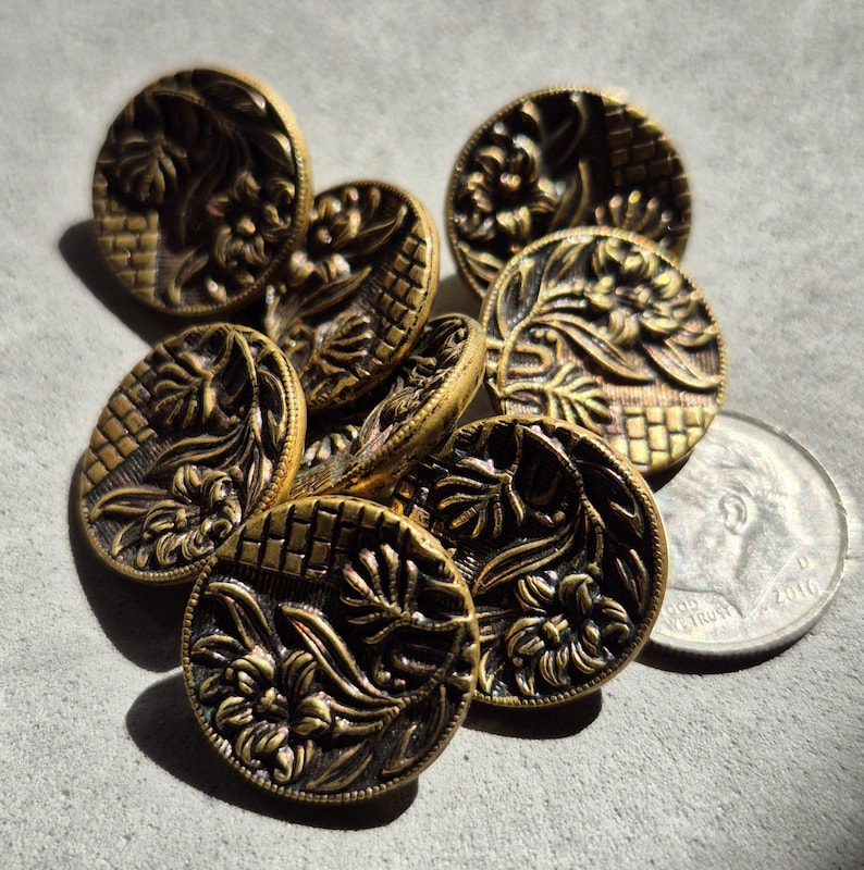 8 FLORAL ANTIQUE BRASS Buttons - Etsy