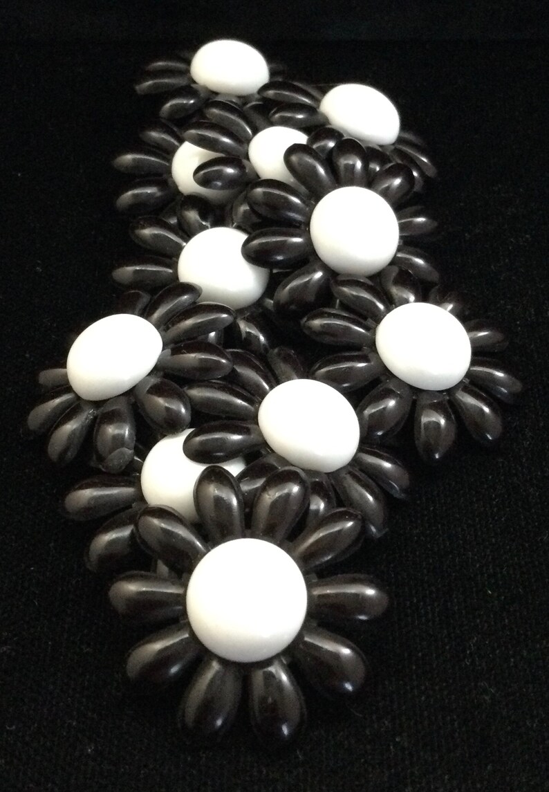 11 DAISY BUTTONS BLACK and White - Etsy