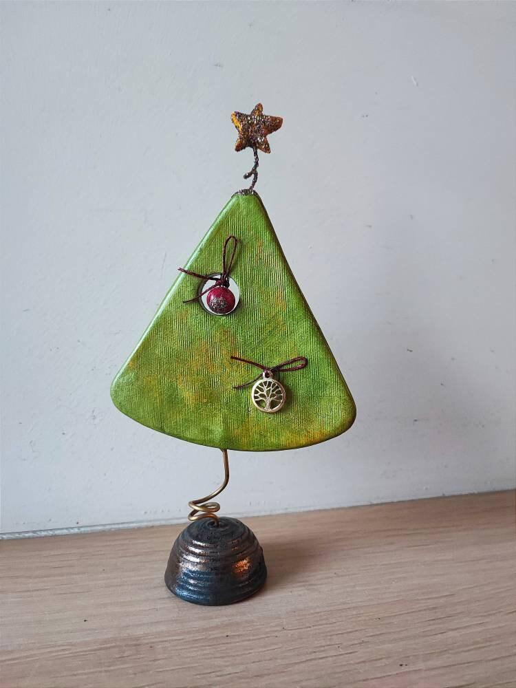 Triangle Chistmas Tree Sculpture, Xmas Tree in Triangle Shape With Ball ...