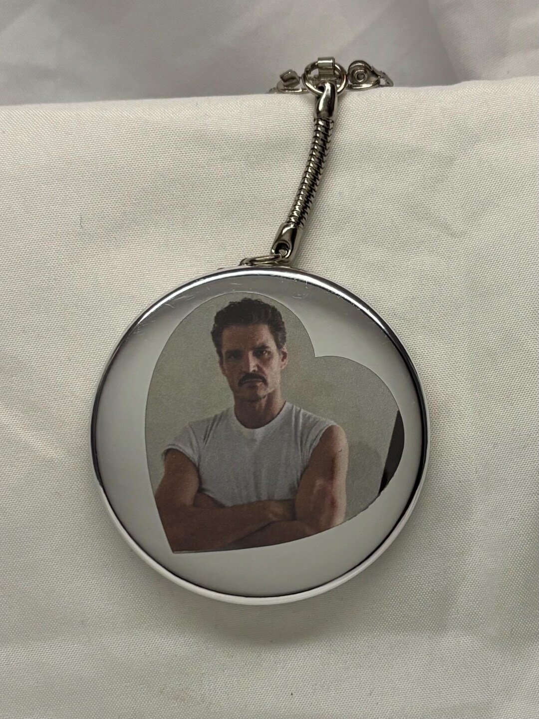 Pedro Pascal Folded Arms - Metallic Heart Keychain - Etsy