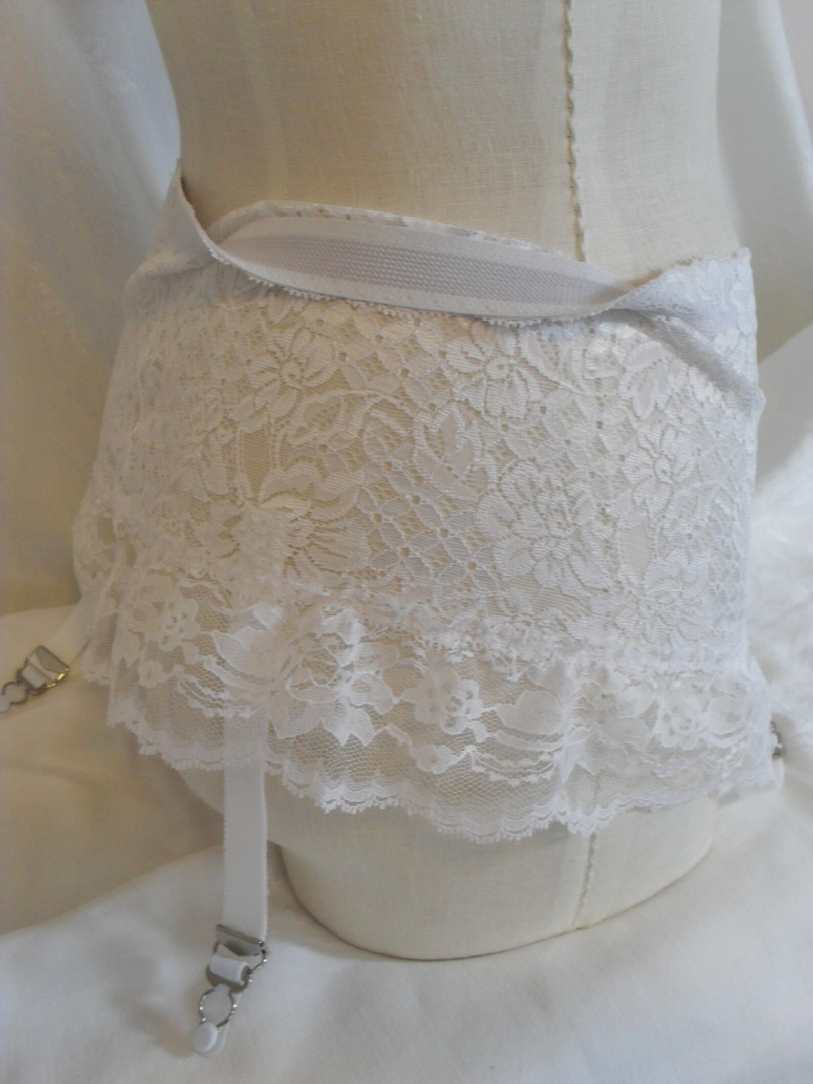 Garter Belt Retro Style in White Stretch Lace With White Garters With ...