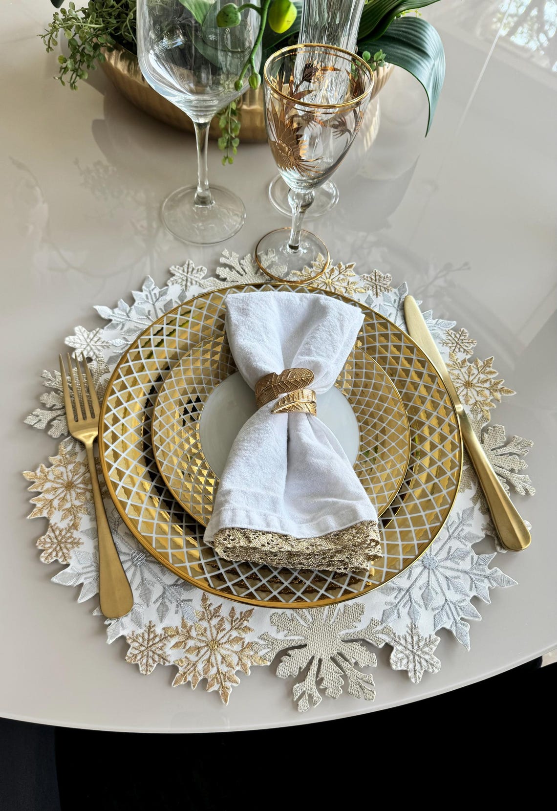 Snowflakes Gold and Silver Christmas 15in Round Placemat - Etsy