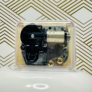 18 Note Musical Movement W/acrylic Case & Turnkey- Sankyo Cylinder ...