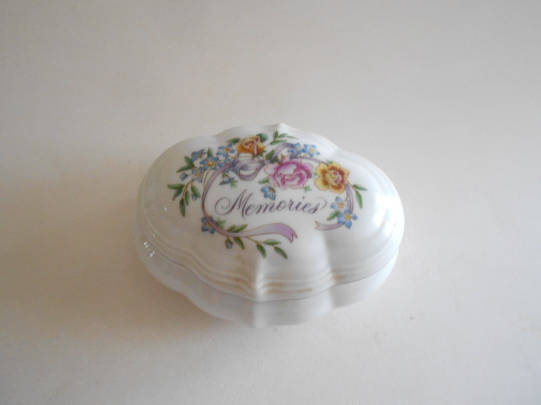 Avon Trinket Dish Music Box Vintage 1983 Jewelry Box Memories Avon ...