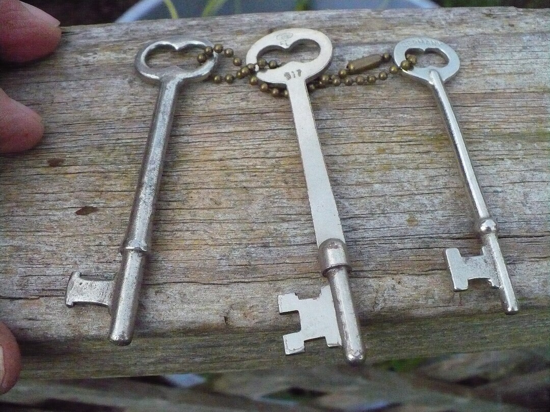 Three Skeleton Keys - Set A - Etsy