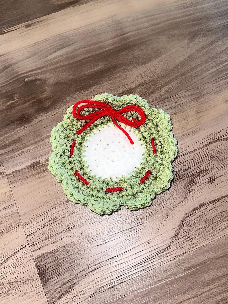 Cozy Crochet Christmas Wreath Drink Coaster! Add a Touch of Holiday Spirit! Cute Christmas ...