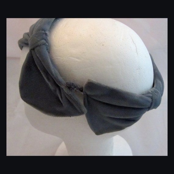 Skull Hugging Gray Blue Velvet Hat Vintage 50's - Gem