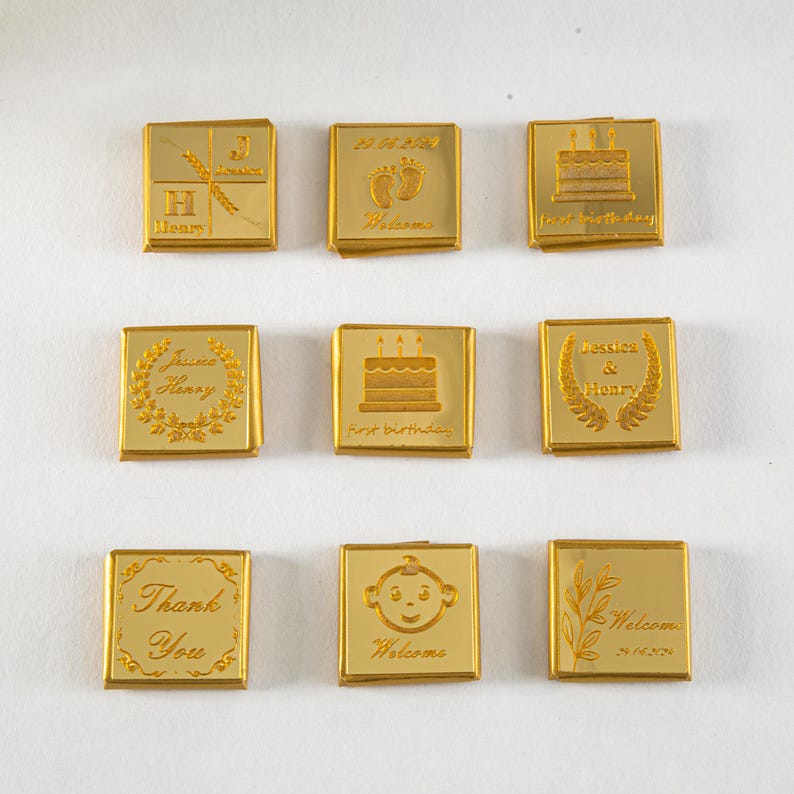 Carrés de chocolat au lait personnalisés de 4 x 4 cm dans un emballage ...