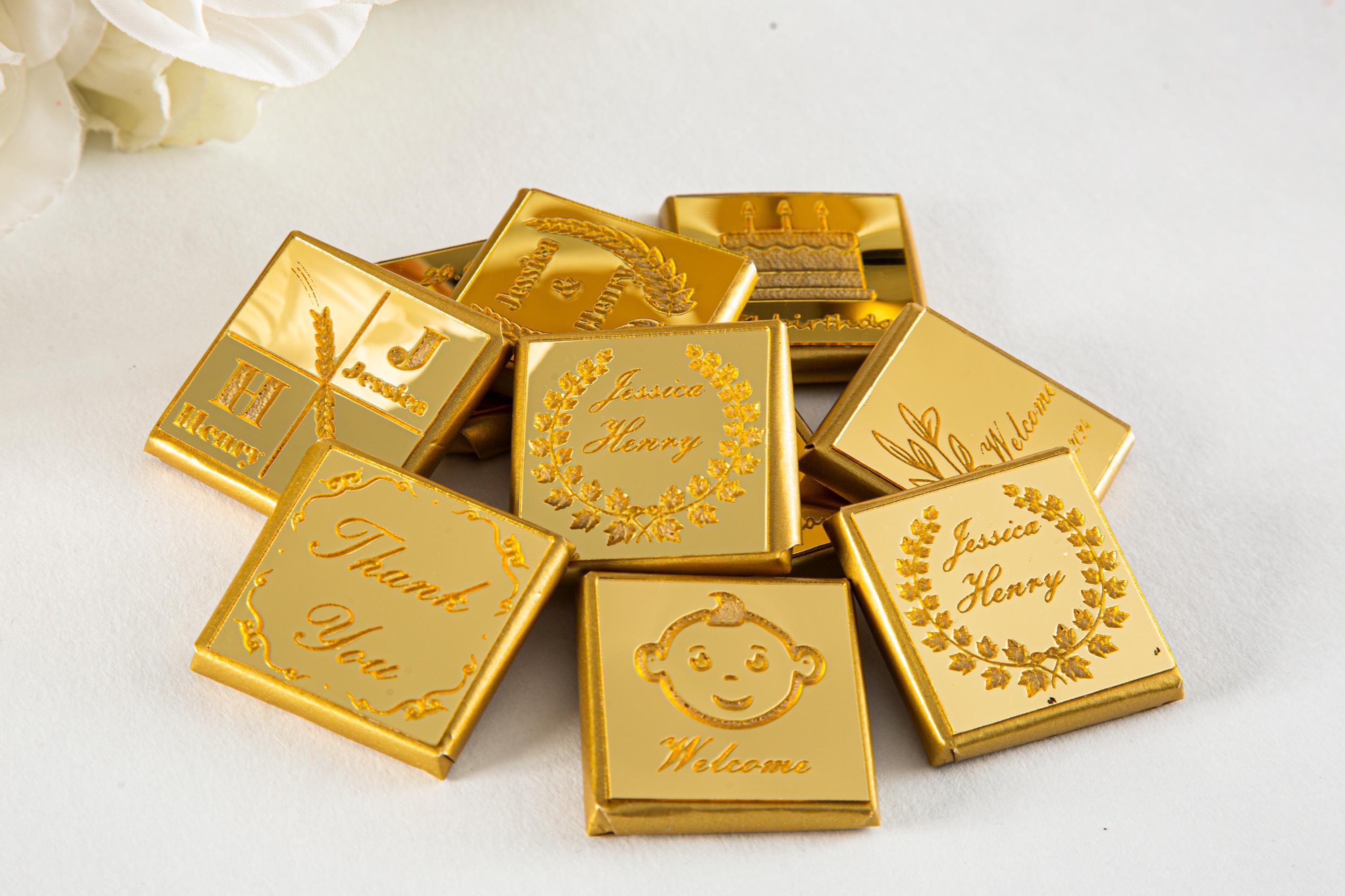 Carrés de chocolat au lait personnalisés de 4 x 4 cm dans un emballage ...