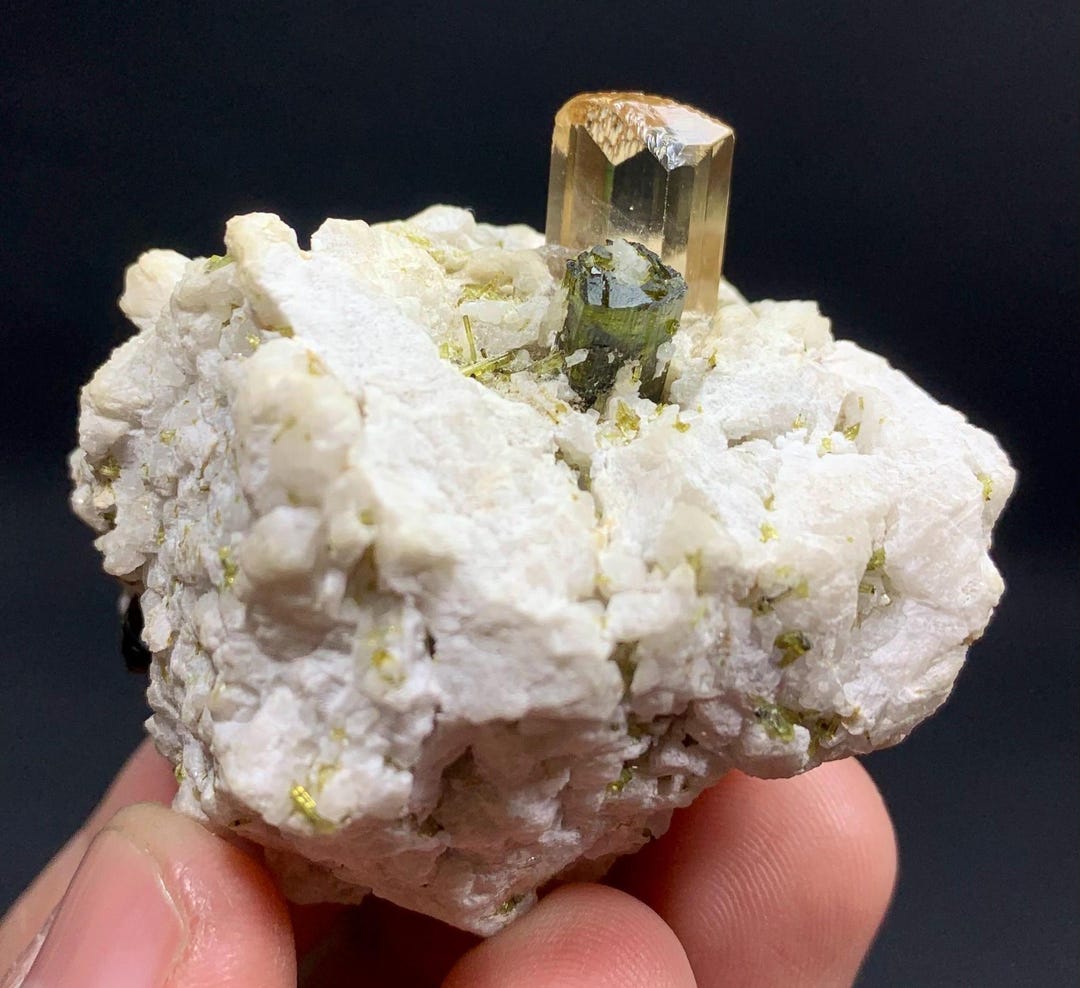 Topaze transparente avec tourmaline de Skardu, Pakistan, 425 carats ...