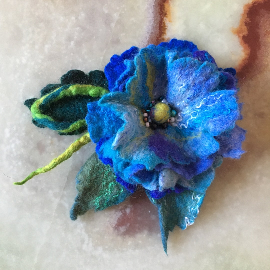 Fleur de laine bleue . Broche épingle. Cadeau de la fête des mères ...