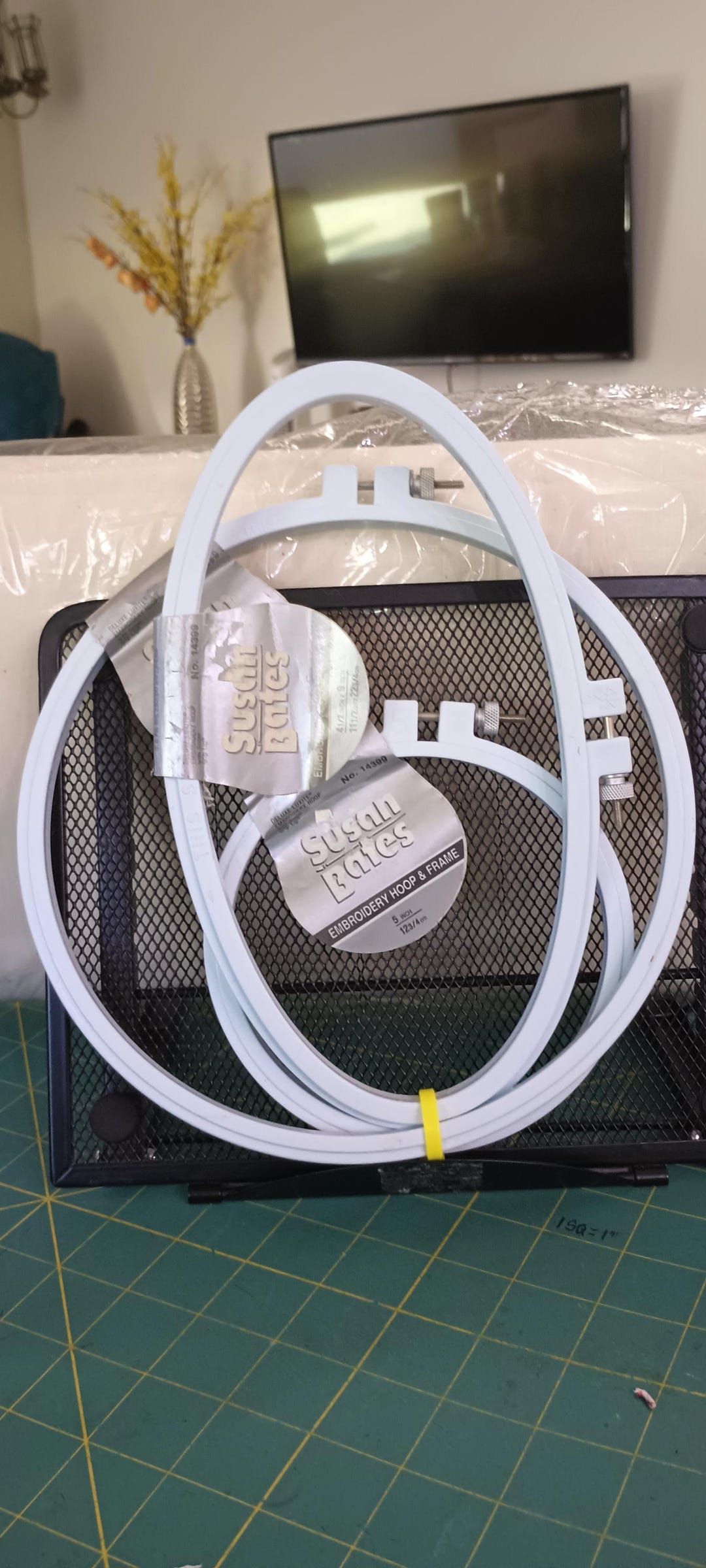 Susan Bates 3 Sizes Embroidery Hoops, Round Oval, Adjustable Plastic, # ...