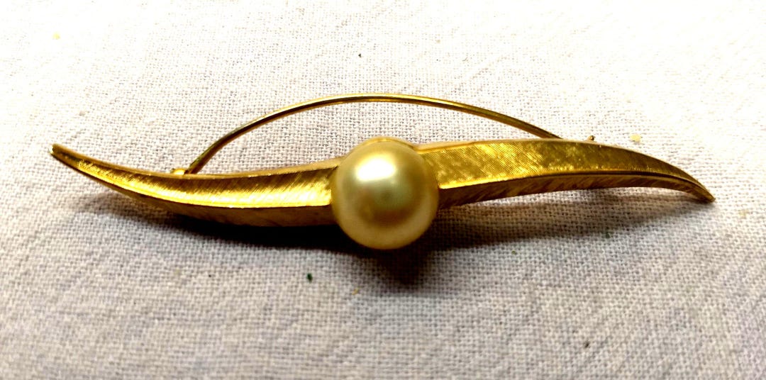 Vintage Brooch Crown Trifari, Mid Century Classic Post Modern Gold ...