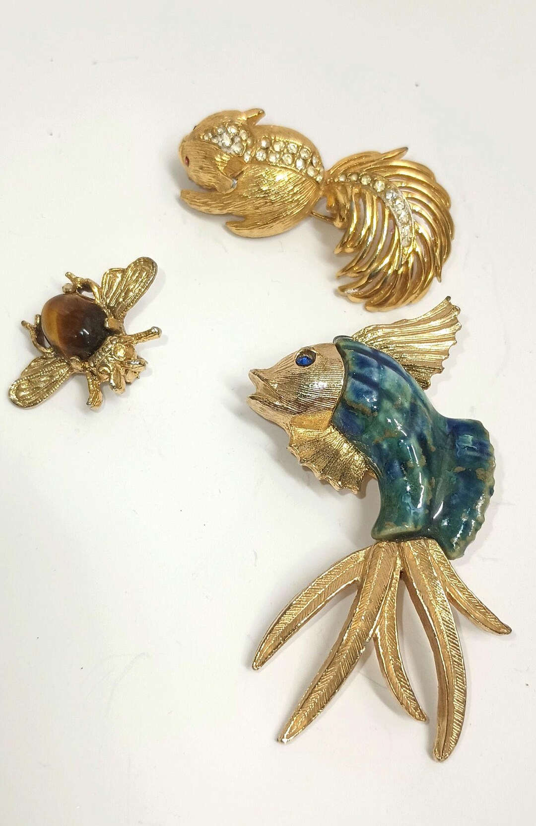 Signed Skunk Brooch, Pottery Fish & Tigers Eye Bee Pins, Jewelry Lot, H ...