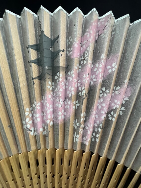 Vintage Chinoiserie painted wood and paper rib hand f… - Gem