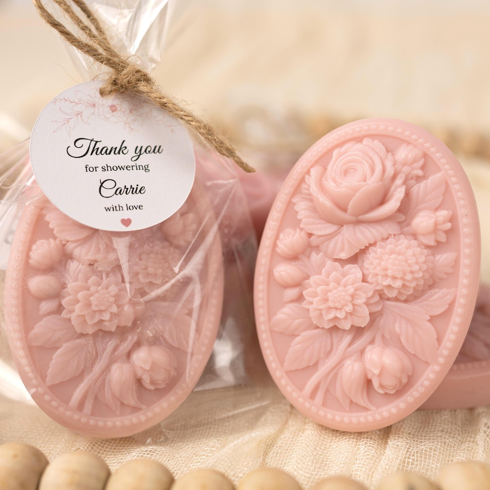 Elegantes jabones de rosas rosa empolvado, recuerdos perfumados hechos ...