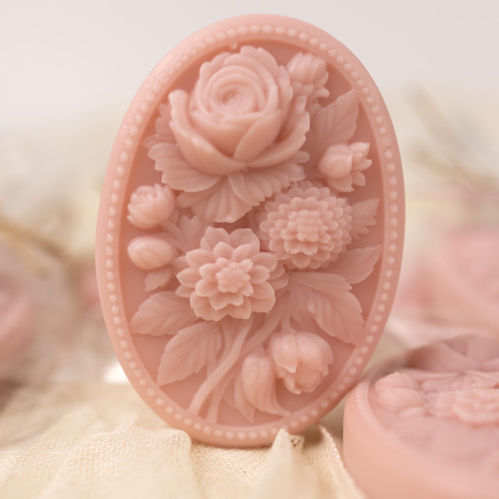 Elegantes jabones de rosas rosa empolvado, recuerdos perfumados hechos ...