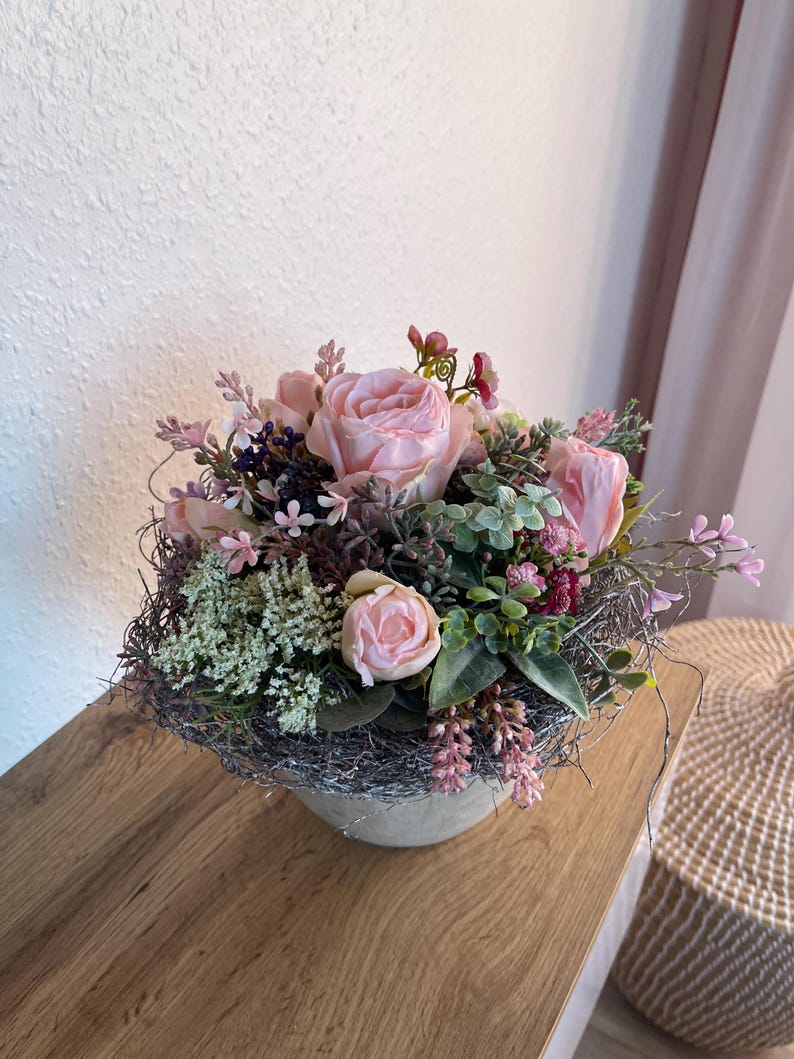 Blumenarrangement In Einer Schale