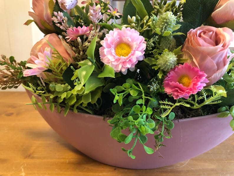 Blumenarrangement In Einer Schale
