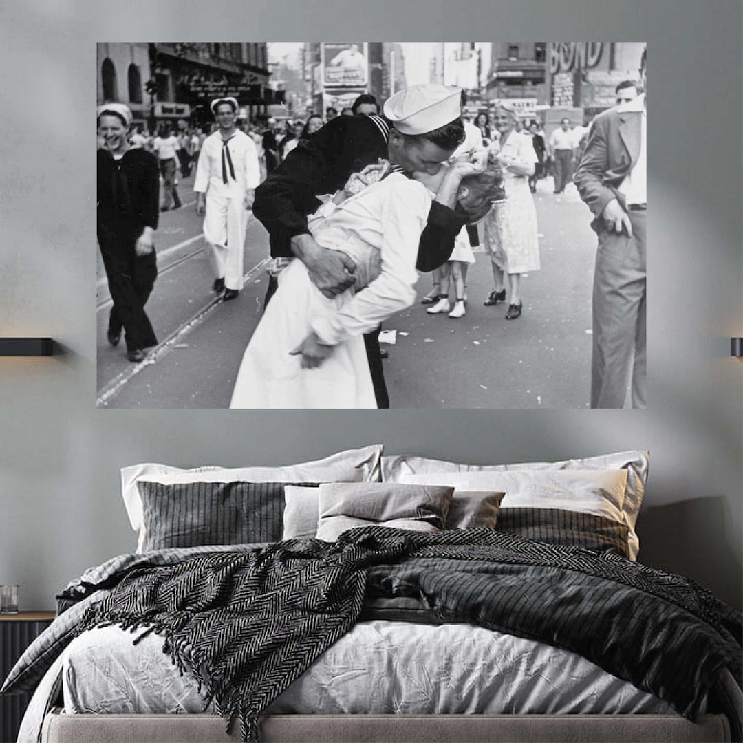 V-J Day in Times Square, V-J Day in Times Square Canvas, Couples ...