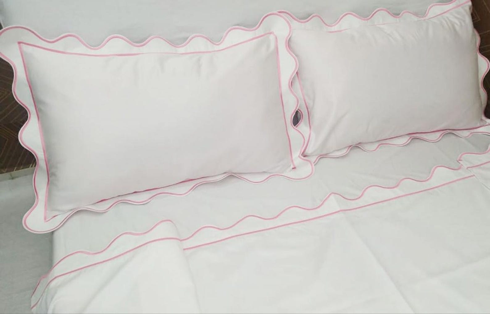 Embroidered Scalloped White Cotton Sateen Sheet Set - 400 Thread Count ...