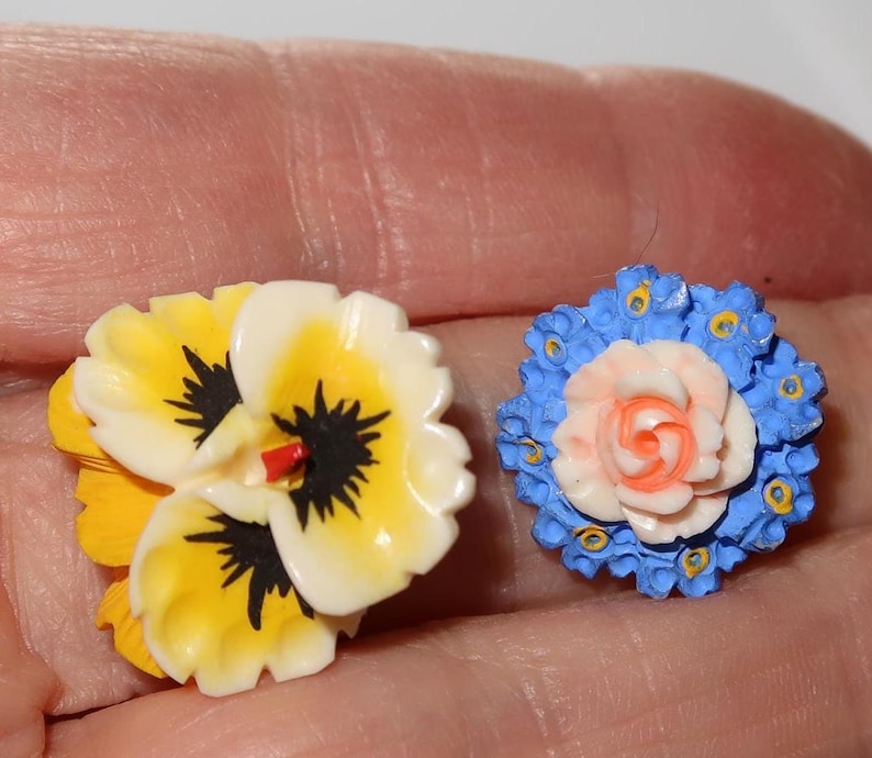 2 Small Vintage Flower Brooches - Etsy