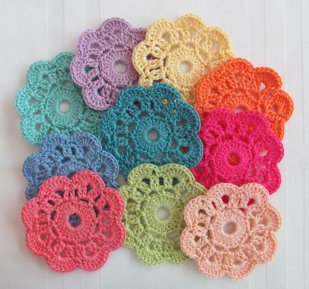 10 Crochet Mini Doily Flowers, Spool Pin Doilies, Variety of Colors - Etsy