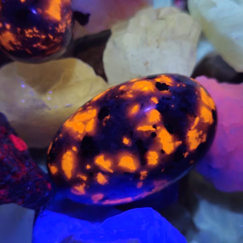 UV Reactive Rocks and Free UV Flashlight 500 Carats Crystals Raw Rough ...