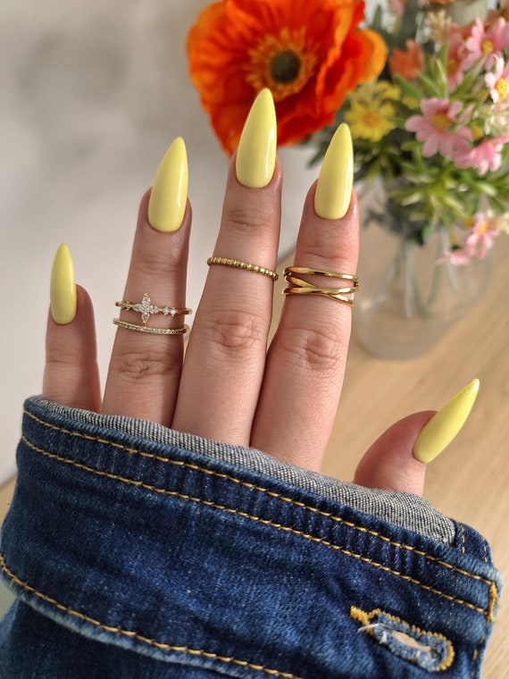 Round Pointy Nails