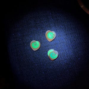 UV Reactive Green Shiva Shell Snail Fossil Heart Cabochon - Etsy