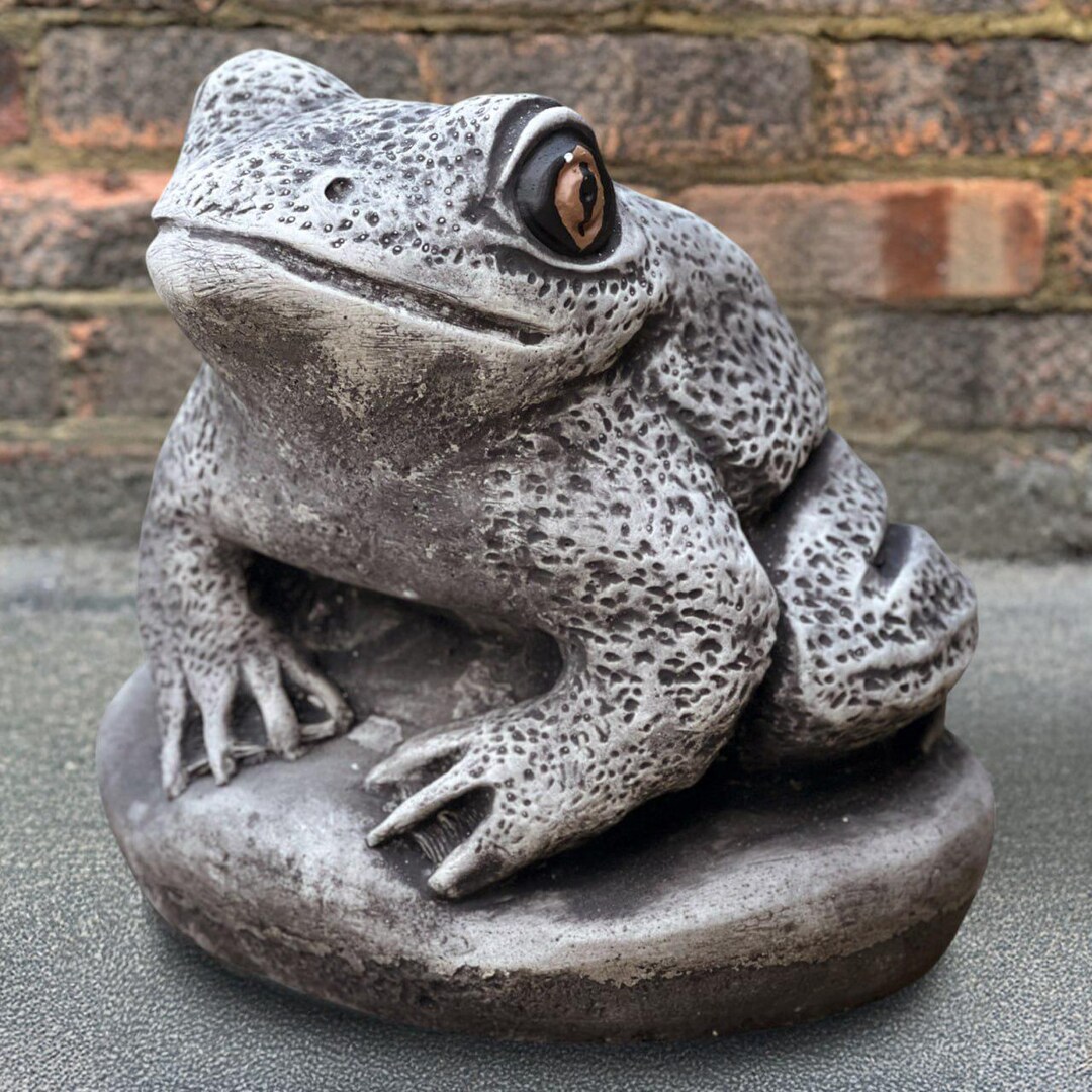 Outdoor Frog Sculpture Concrete Frog Statue Cement Animal of the Swamp ...
