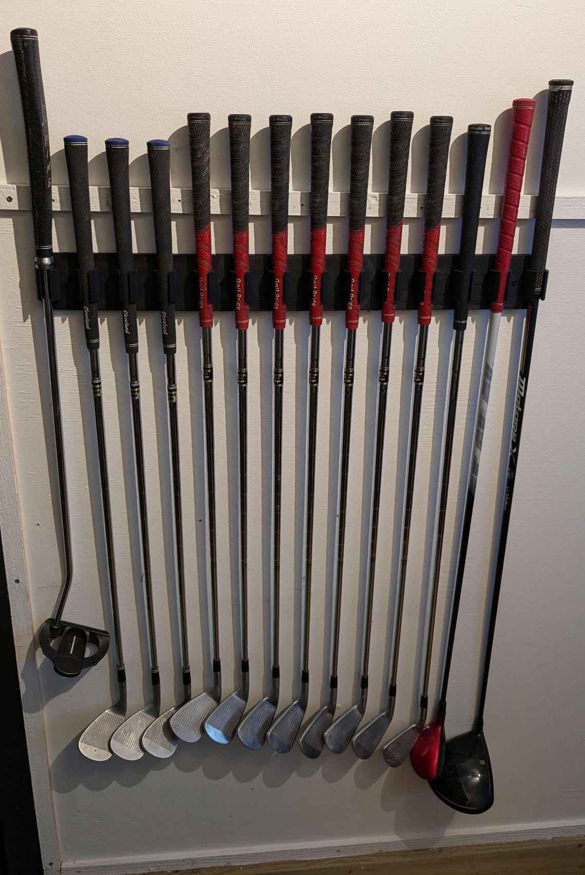 Wall-mounted 14-club Golf Stand – Space-saving Golf Simulator Room ...