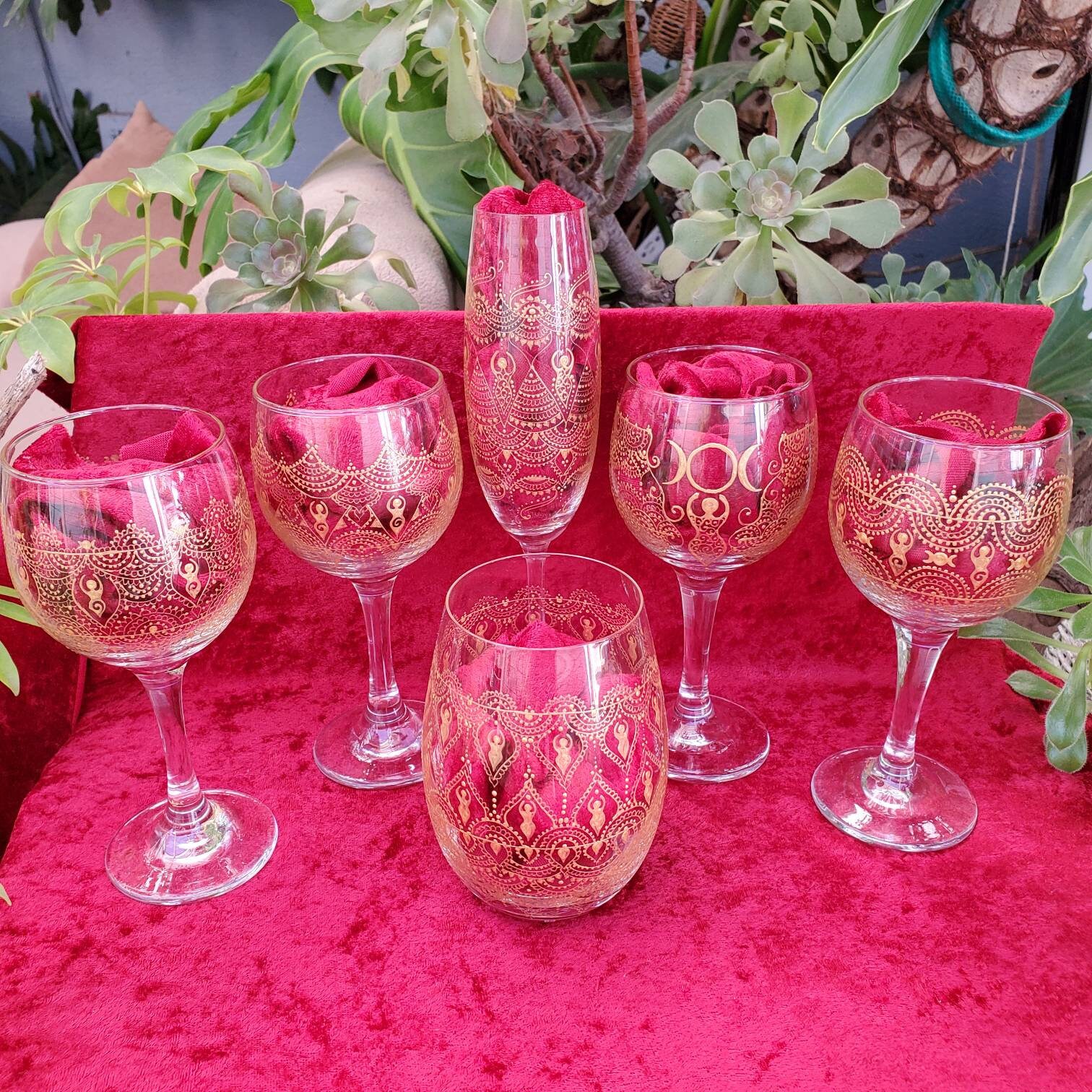 Pintado a mano sagrada diosa cáliz copa de vino de cáliz. Figura de ...