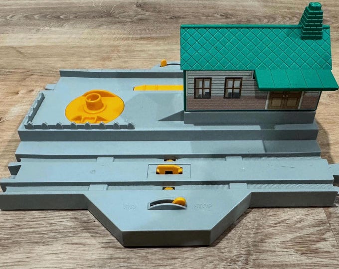Vintage 2001 TOMY Thomas and Friends Junction Platform Stop and Go With ...