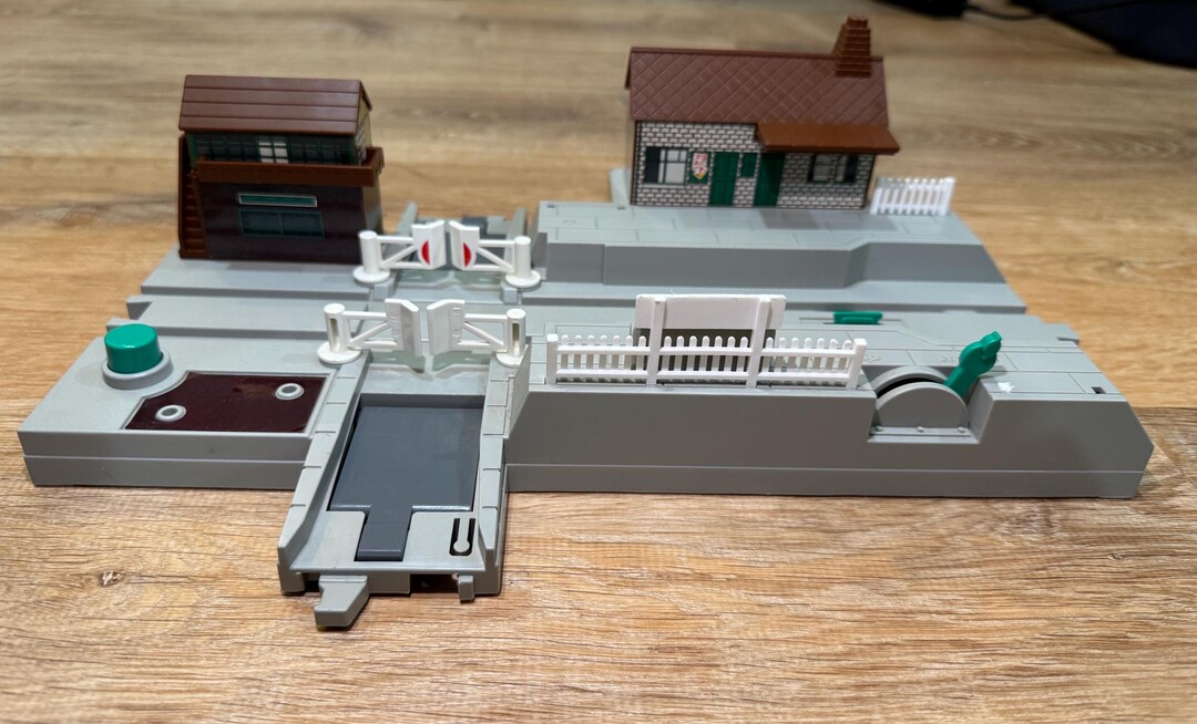 Vintage 1996 TOMY Thomas & Friends Elsbridge Train Station Stop and Go ...