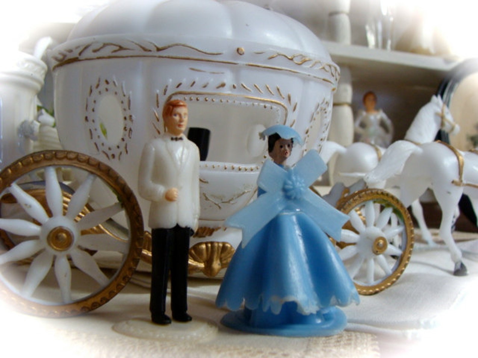 Gorgeous Vintage Coach Wilton Cake Topper White Decor Shabby - Etsy