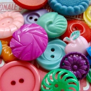 2 Dozen Vintage Buttons Beautiful Happy Colorful Bright Vintage Buttons ...